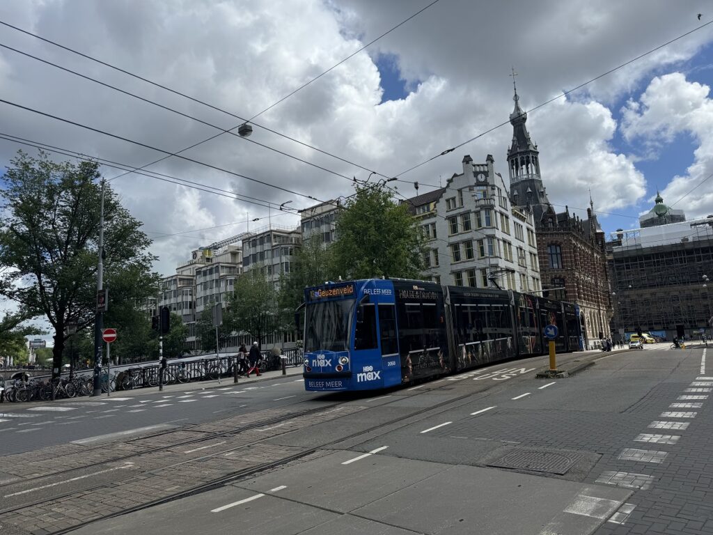 How to use public transport in Amsterdam?